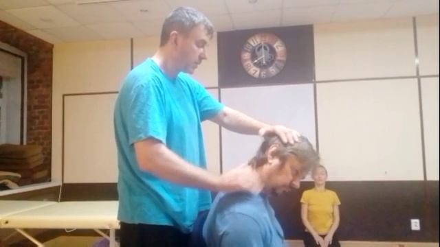 Массаж шеи на стуле