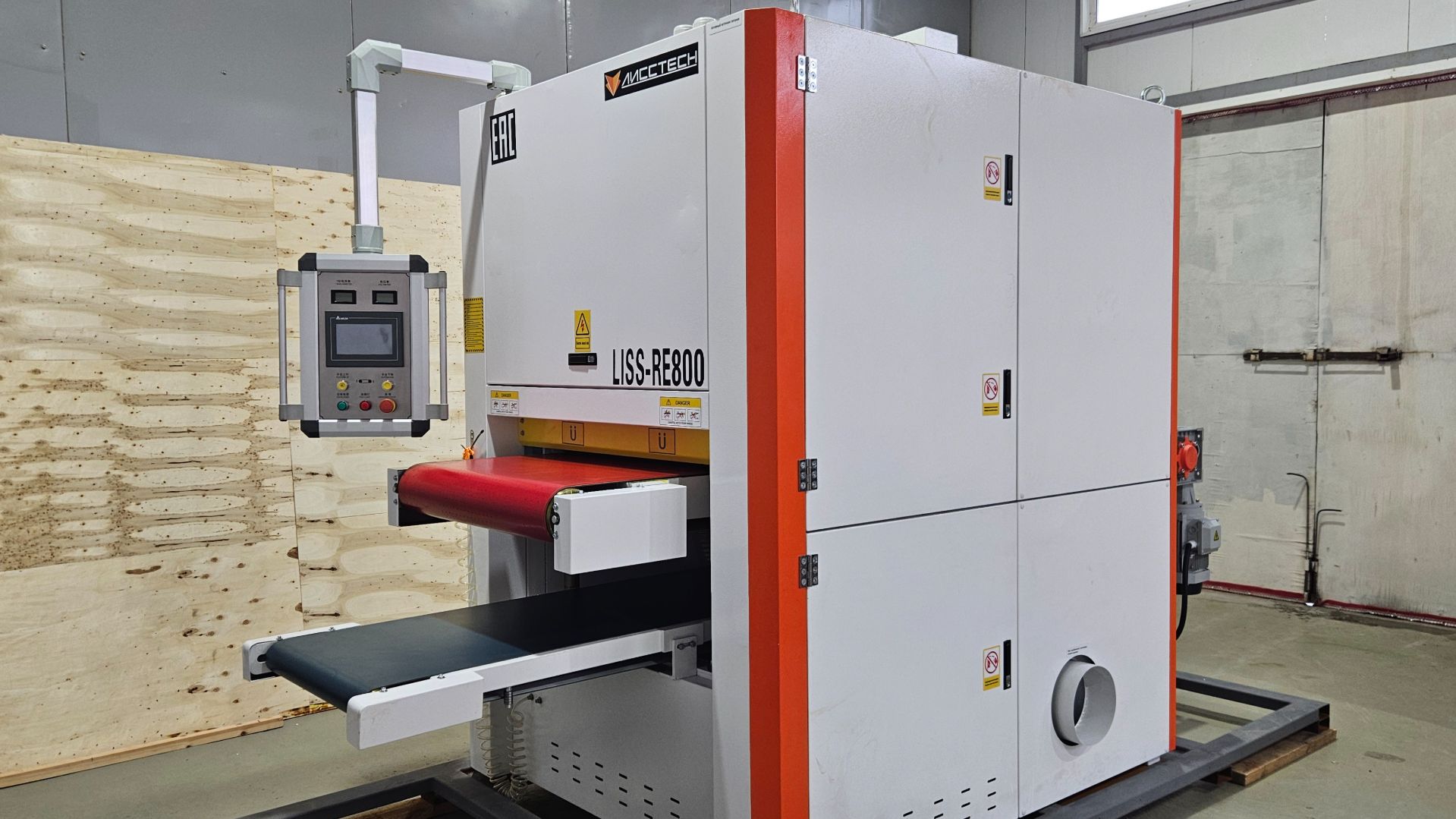 Работа с возвратным конвейером на LISS-RE800, зачистка заусенцев и финиширование поверхности