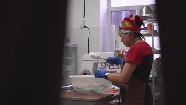 История женщины, которая не слышит / Сильные люд