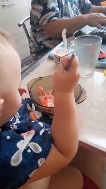 Первый день осознанного кушания вилкой.
1 годик, 17 дней.
8 августа 2023