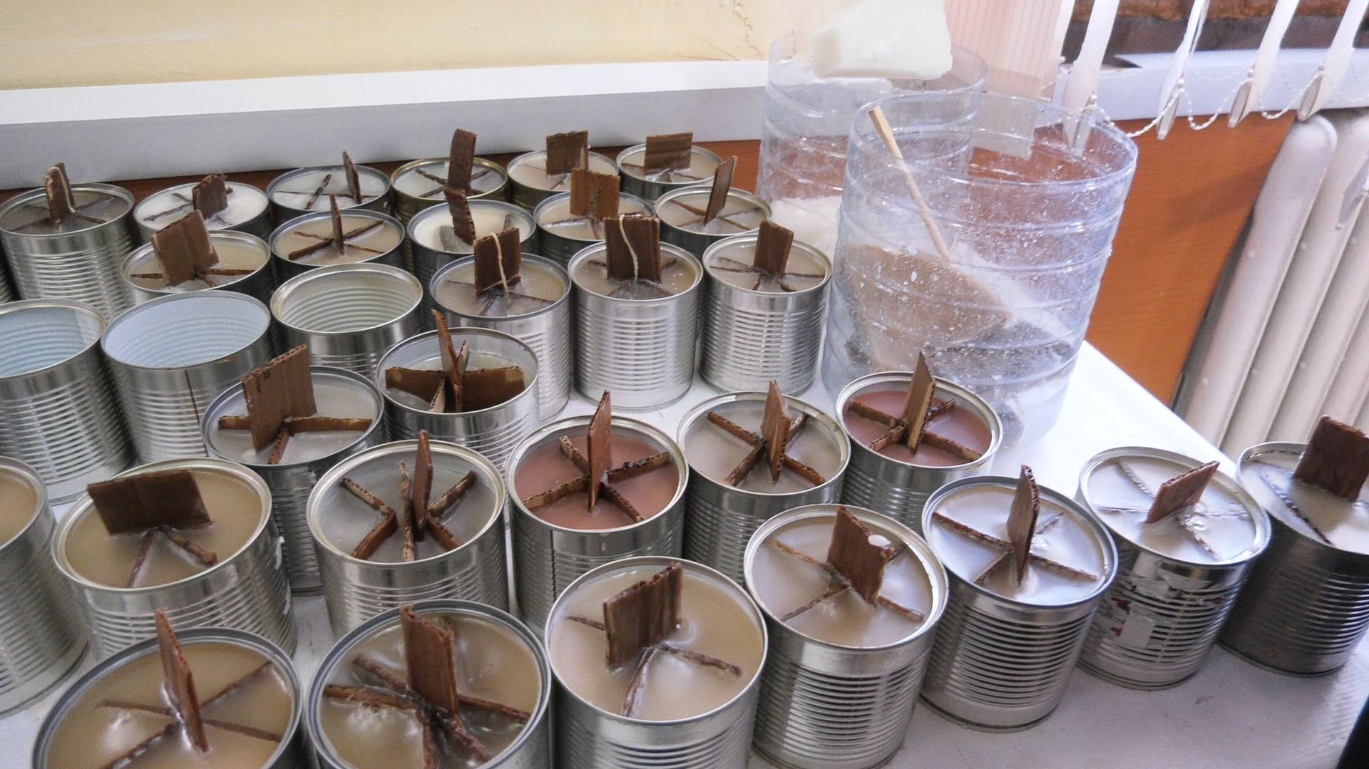 Студенты колледжа делают окопные свечи