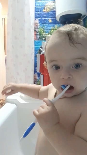 Чистит зубки маме и себе.
1 годик, 30 дн.
21 августа 2023