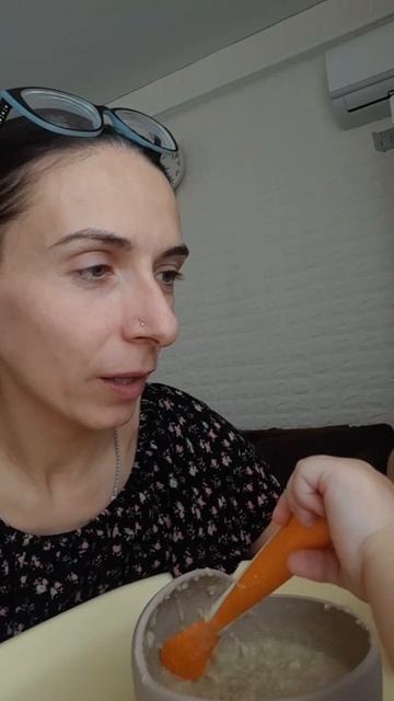 Маша кормит маму.
1 годик , 30 дней.