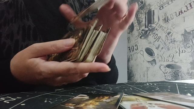 Что он хотел бы вам сказать, но молчит? Расклад Таро