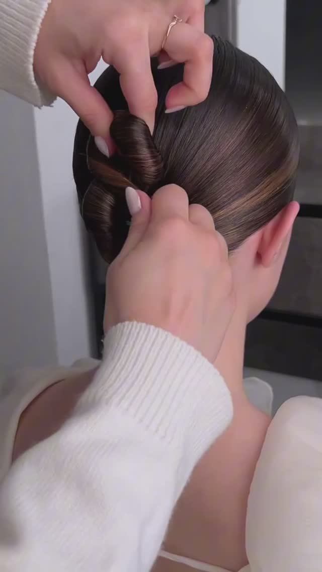 Стильный простой гладкий пучок #прическа #укладка #волосы #пучок