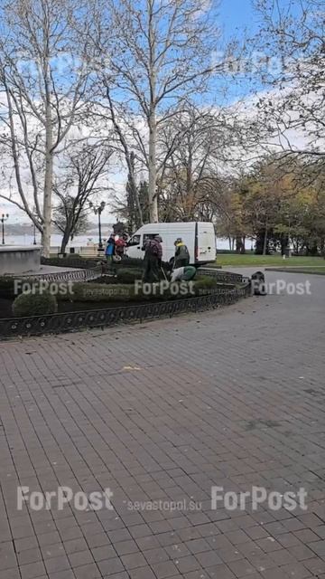 Специалисты ГБУ "Парки и скверы", проводят сезонную  подготовку клумб