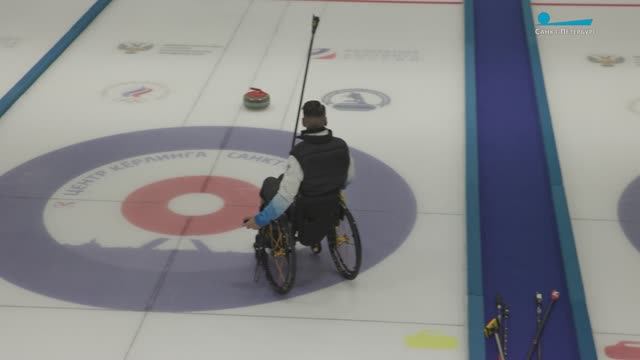 Шахматы на льду и ... на коляске. Соревнования по паракёрлингу в Петербурге