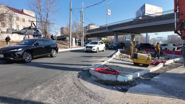 На перекрёстке Русской и проспекта 100-летия Владивостока распределяют транспортные потоки.