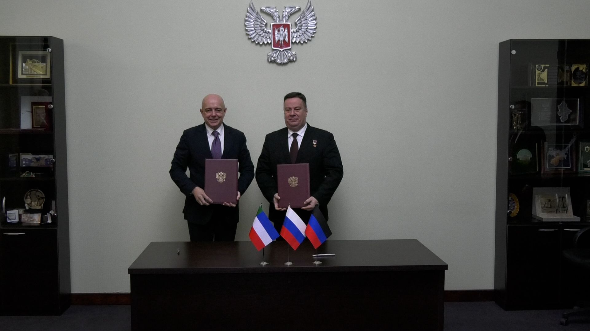 Парламенты ДНР и Республики Хакасии подписали соглашение о совместной работе