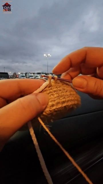 Вот корзинку вяжу и на улицу гляжу