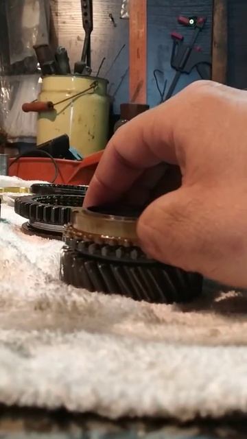 ЗАЗ шанс 1.3 включаются скоростя с хрустом ,причина и устранение