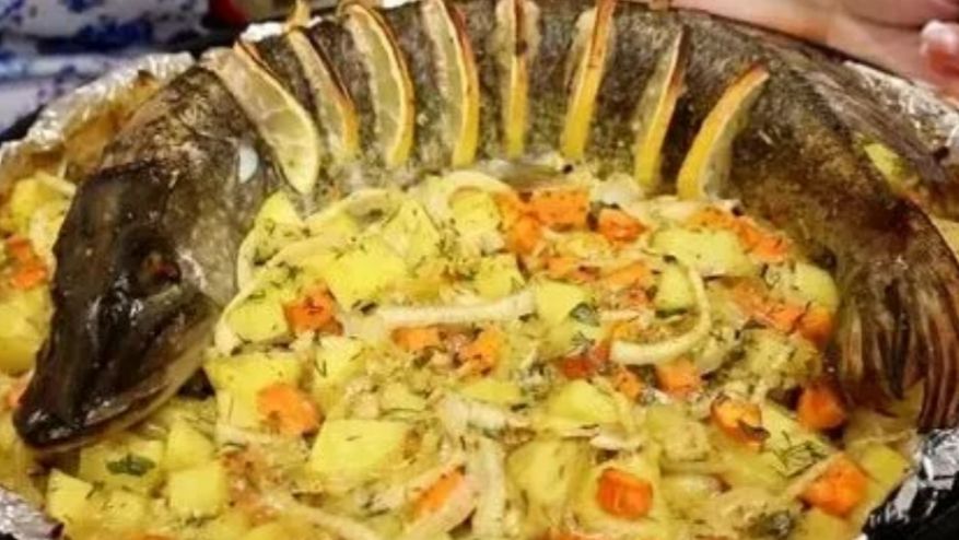 Щука в духовке на луковой подушке