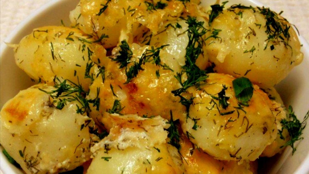 Картошка в сырно-чесночной заливке