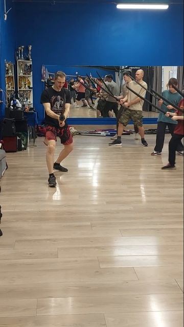 Отработка  фехтовальным шагом с японским мечом катаной (окури-аши) в школе кендзюцу Katana Club