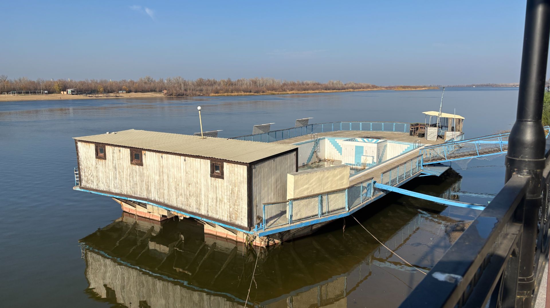 Катаюсь на набережной Волги, Астрахань. 4К, HDR