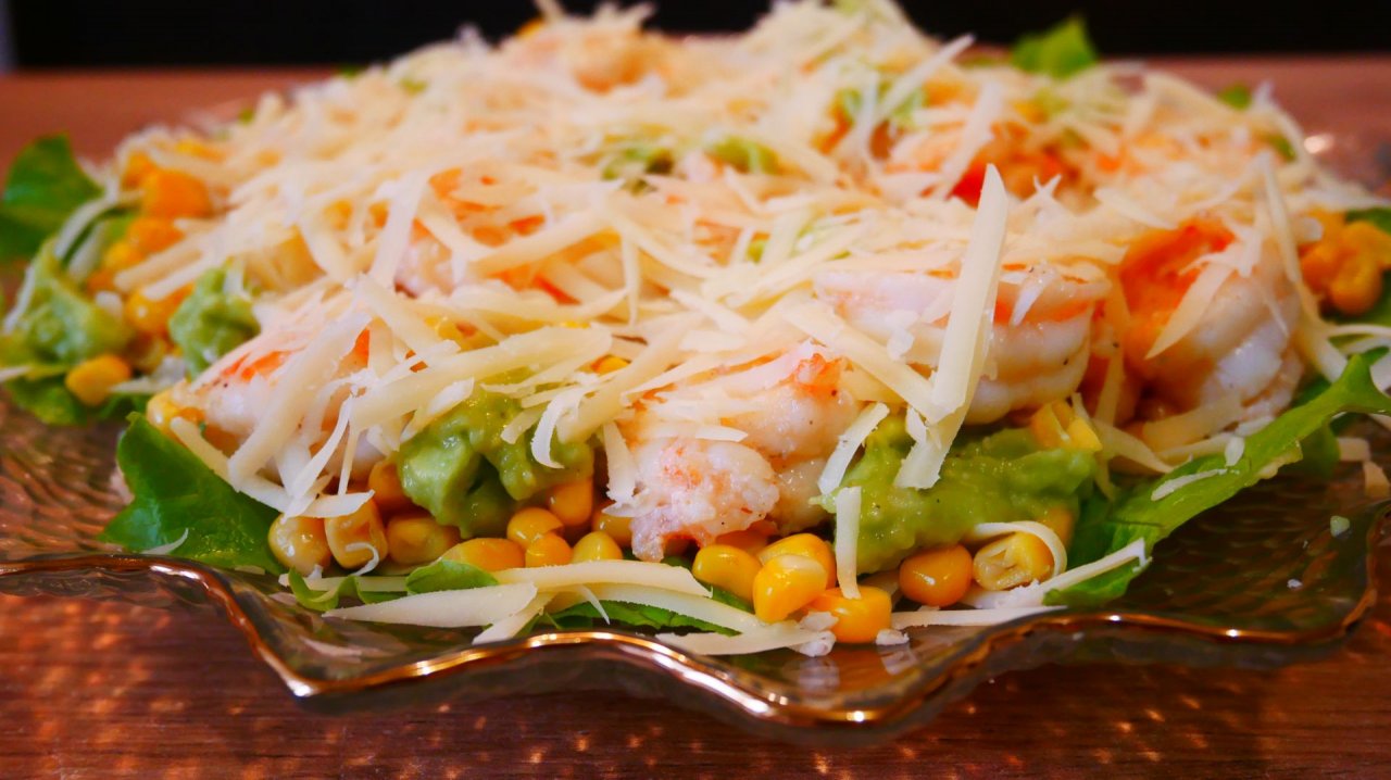 Салат с креветками, авокадо и пармезаном