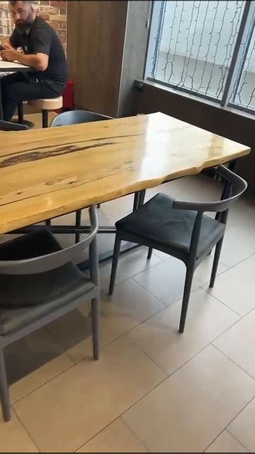 Большой стол из слэба дерева в офис компании