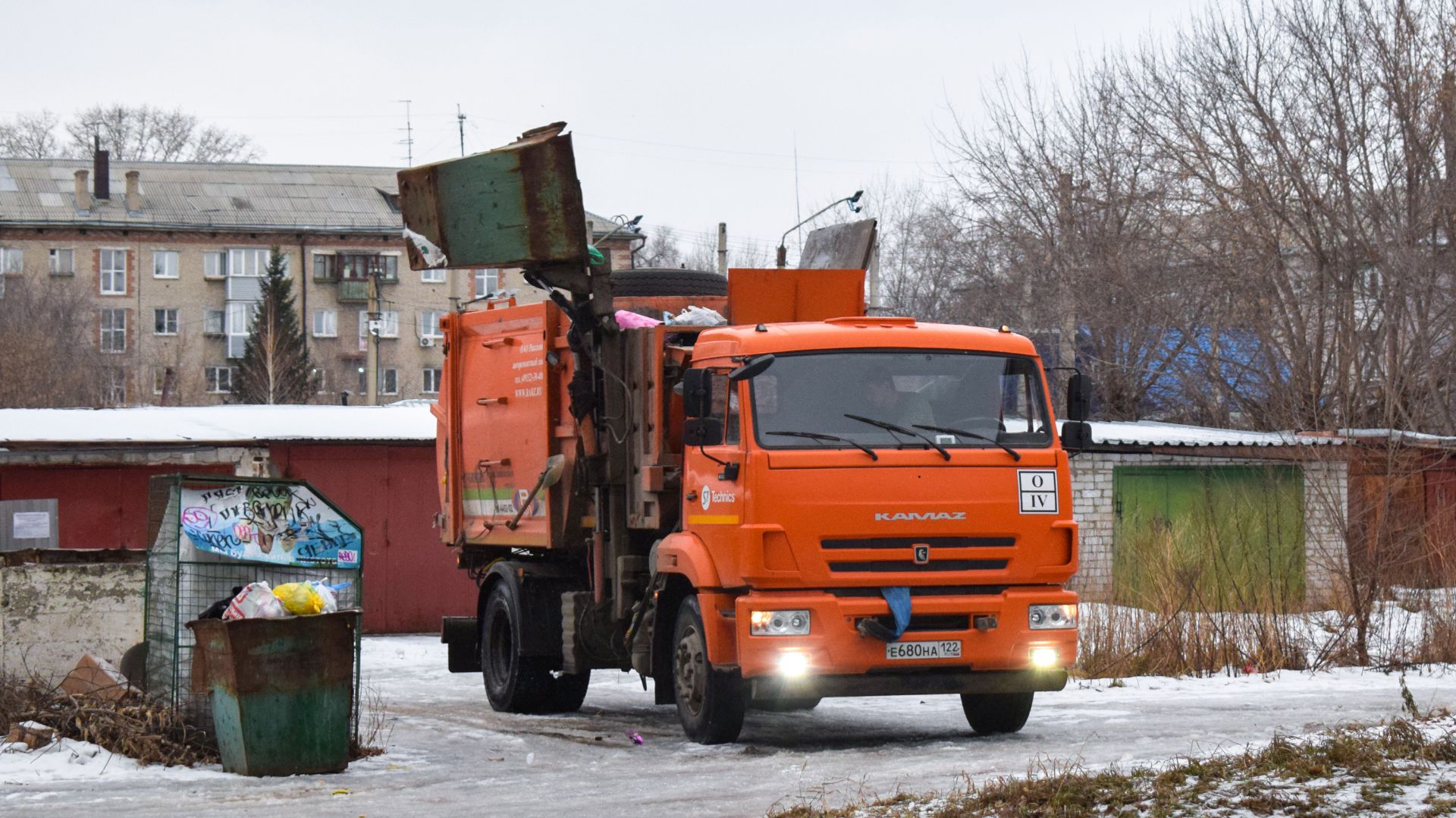 Мусоровоз МК-4452-02 на шасси КамАЗ-43253-R4 (Е 680 НА 122). Работа. / Kamaz garbage truck.