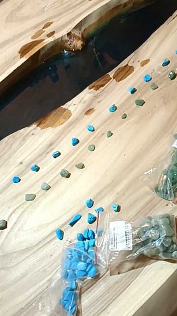 Столешница из слэбов и эпоксидной реки и полудрагоценных камней  в процессе изготовления