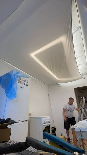 Таймлапс натяжки натяжного потолка на кухне с световой линией