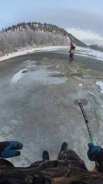 Рыбалка на хариуса поздней осенью, падение в лед