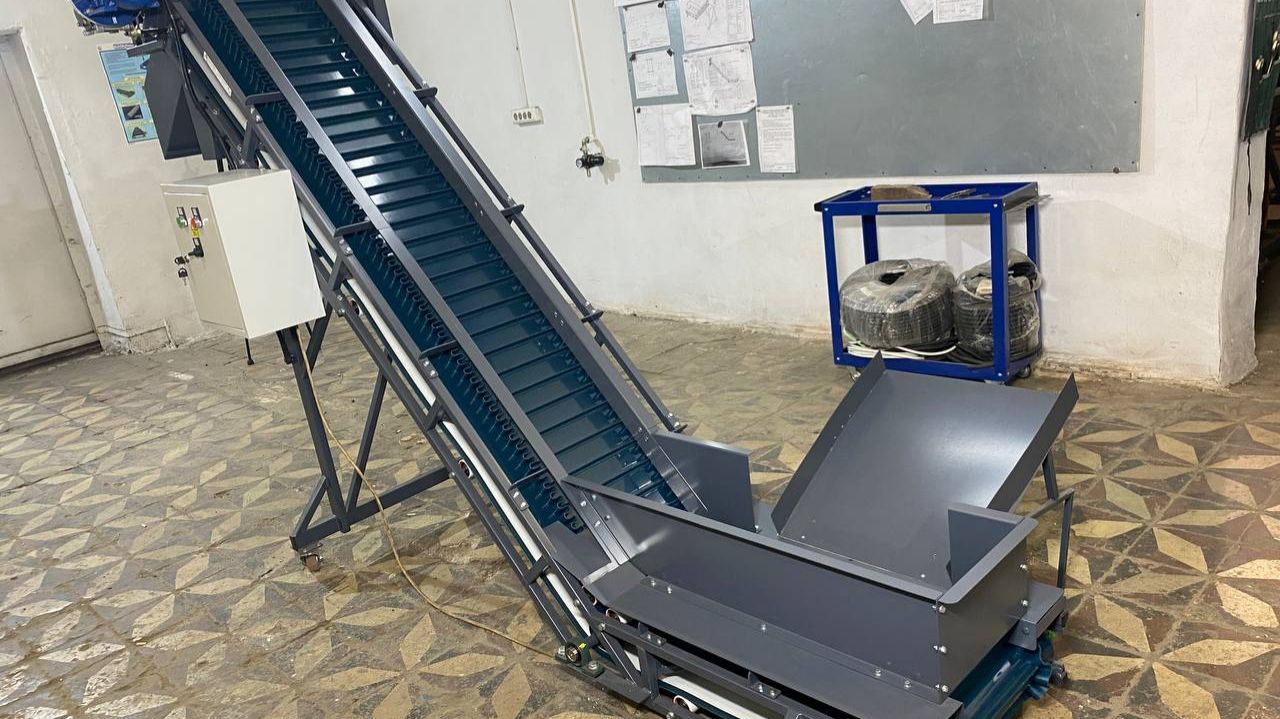 Транспортер для сепарации деталей от литников из под ТПА. 1002