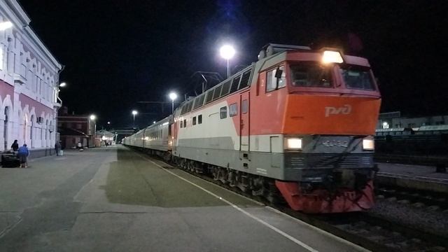 Скорый поезд № 14/13 Новокузнецк – Санкт-Петербург под тягой ЧС4Т-342 прибывает на станцию Вологда-I