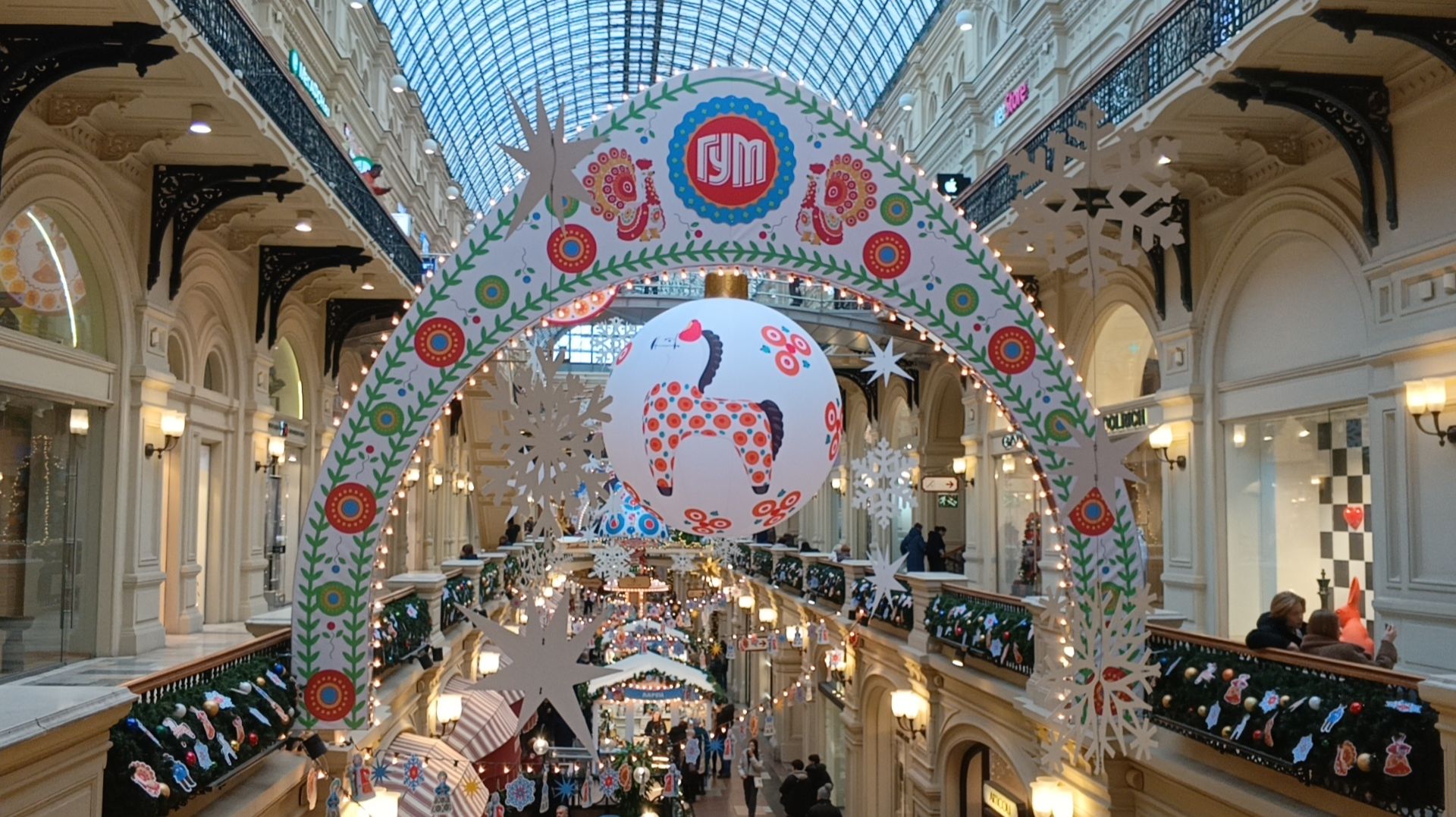 Прогулки по Москве. Новогодний ГУМ и парад брендовых елочек. Часть 2.