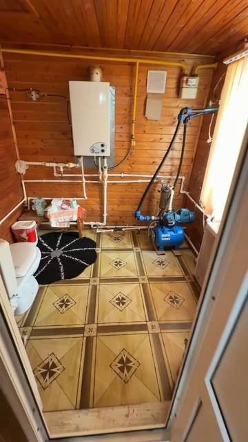 Бревенчатый дом с баней и гаражом на участке площадью 16,8 соток,  в тихой и спокойной д. Бухары