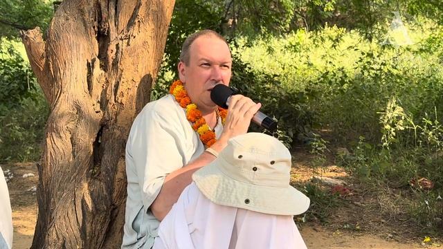 Ашрая в Дхаме'25: Hастройка перед абхишекой. 2025.10.12