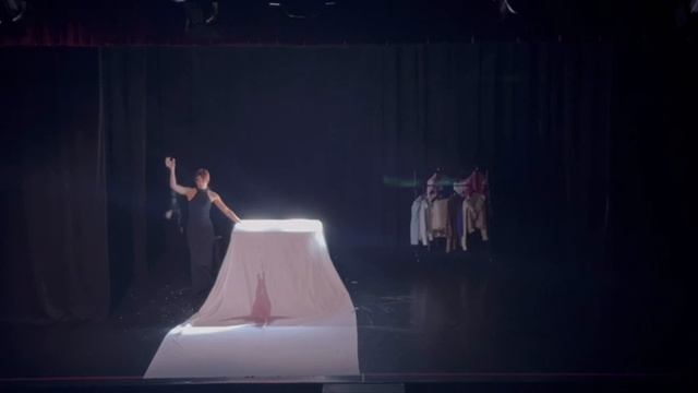 Бокал из "сахарного стекла" в перформансе "Полусвидание" Анны Стариковой