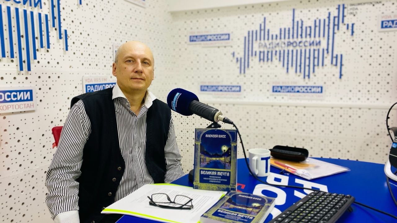 "Электричество изменило цивилизацию" – в "Переплете" побывал автор романа о Яблочкове