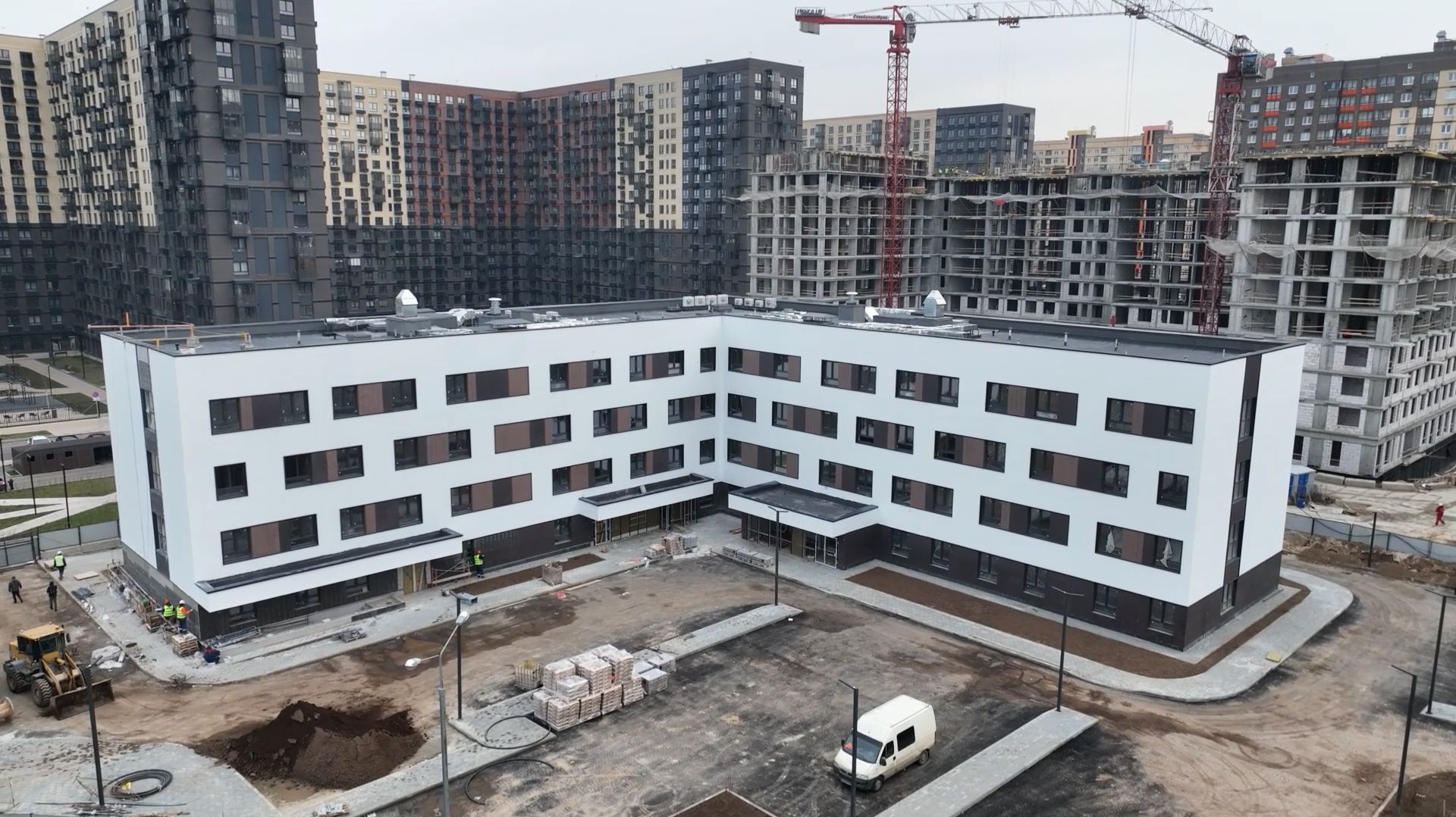 Строительство социальных объектов в Мирном