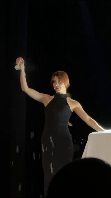 Бутафорский бокал из "сахарного стекла" в пероформансе Анны Стариковой