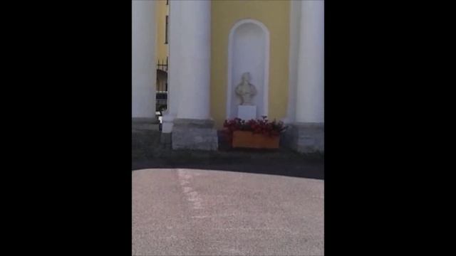 Двор с презирающими Бюстами Юсуповского дворца The courtyard with the busts of the Yusupov Palace