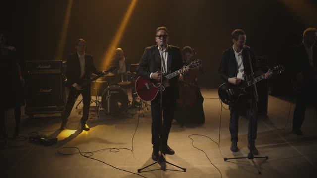 Съёмка музыкального клипа "неважно": профессиональный видеопродакшн. Владивосток