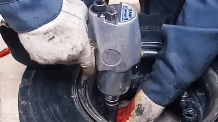 Шиномонтаж колеса погрузчика с разборным диском. И ремонт камеры.