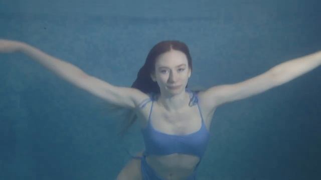 В воде бассейна