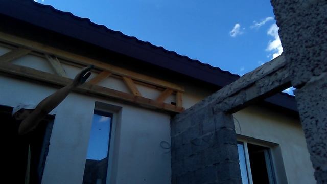 Устройство козырька на пристройку из керамзитобетонных блоков.