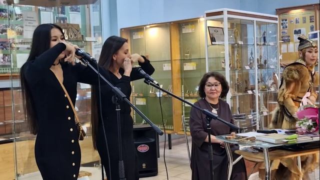 На презентации книги Нарияны Ренанто выступают на хомусе гостьи из Таганрога 22.11.2025