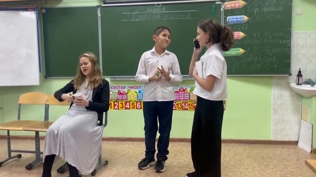 Театральный кружок 4Б класса поздравляет с Днем мамы