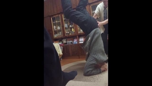 Ширшасана дома Sirsasana at home