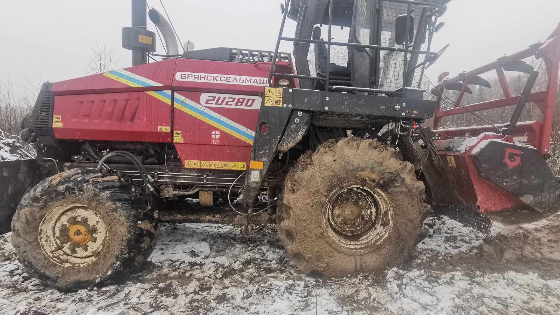 Внедорожная эвакуация Палессе 2U280 с помощью лебедок двух автомобилей Урал