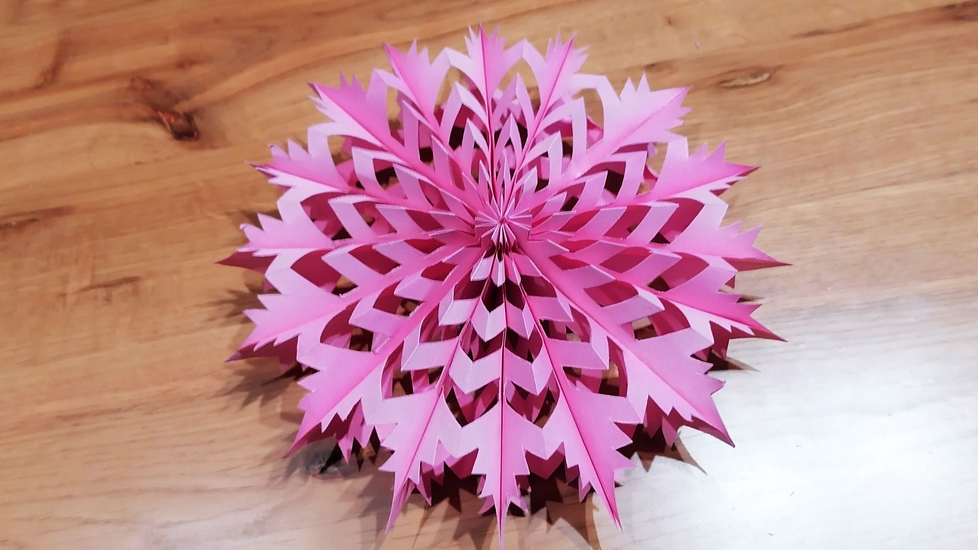 Снежинка из бумаги. Как сделать объемную снежинку своими руками. Снежинки для вырезания на новый год