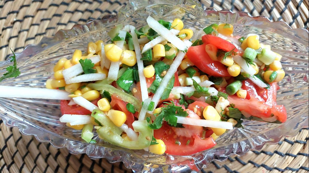 Салат овощной с кукурузой и нерафинированным кукурузным ароматным маслом.