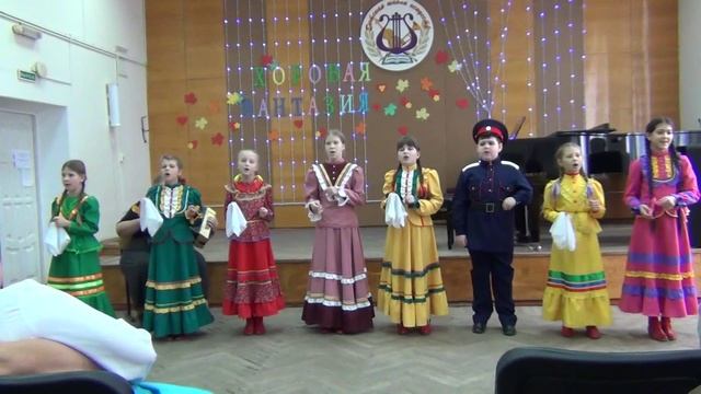 Казачья песня "В саду яблоня цветёт". Русская народная песня "В хороводе были мы"