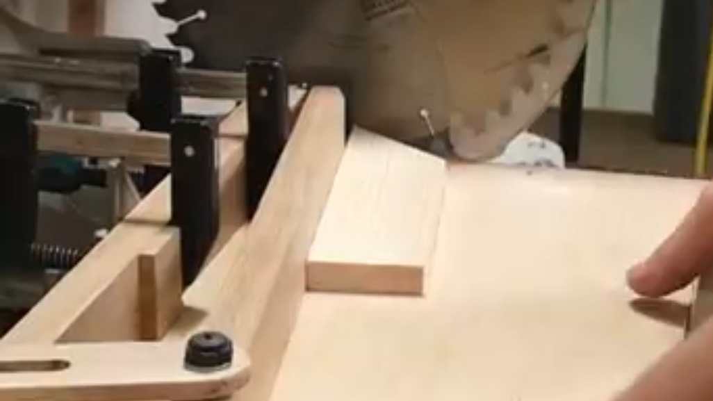 Для торцовки под любой угол. 📐