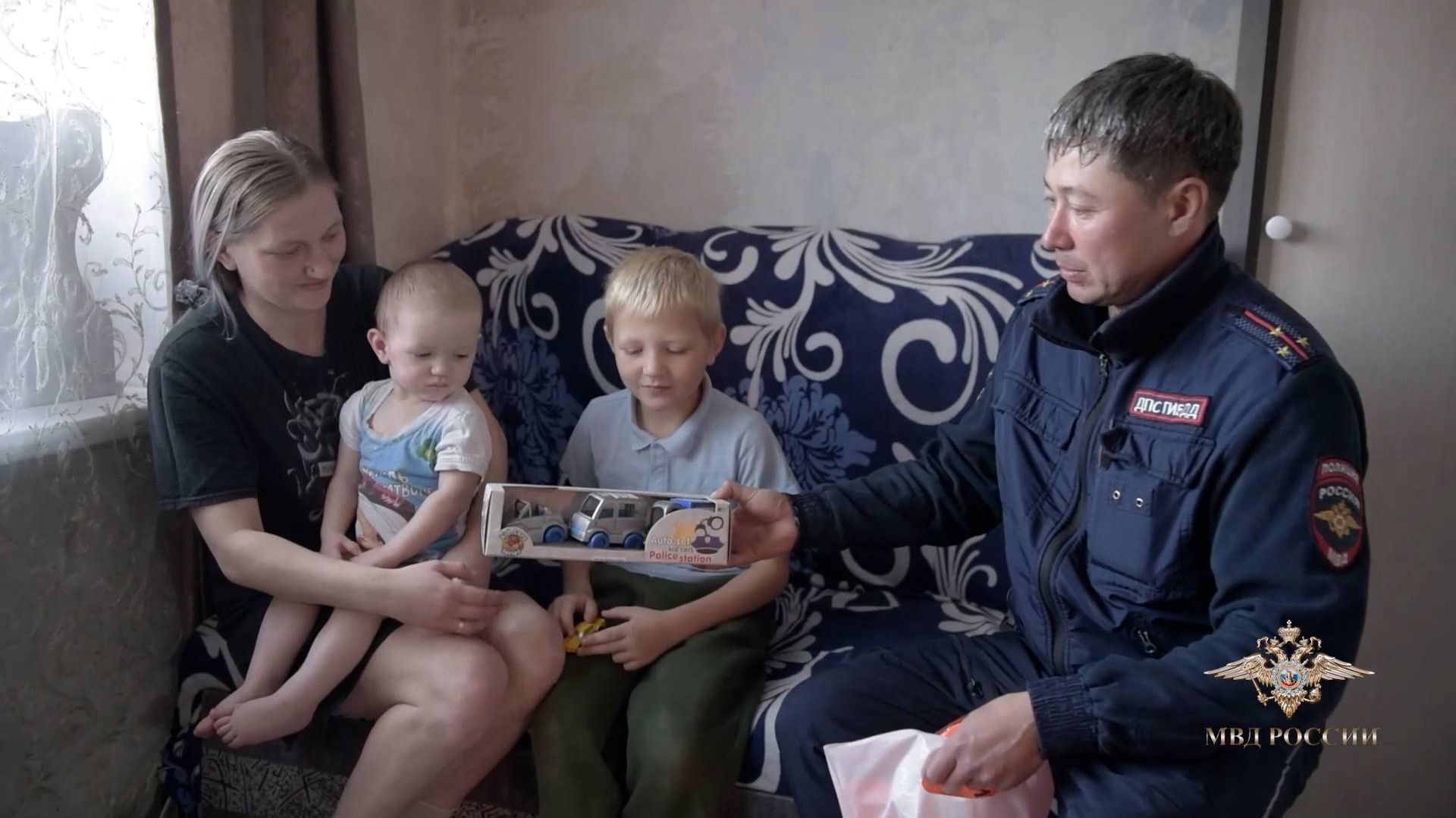 В Забайкальском крае сотрудник Госавтоинспекции помог доставить в больницу годовалого ребенка