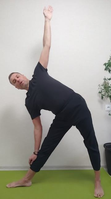 2025-11-21 Уттхита Триконасана