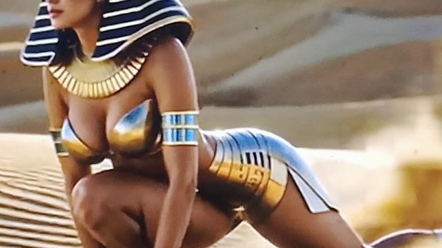 ПАРЕНЬ  ДЕВУШКОЙ ЦЕЛУЕТСЯ .ПОЕТ СVОЯ-Я